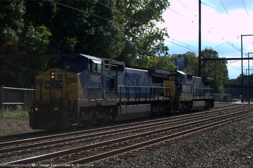 CSX C40-8W 7685 on Q418-04